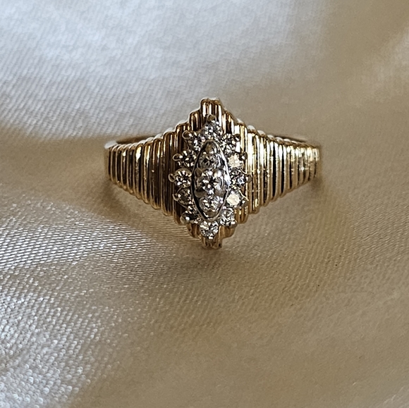 Vintage | Jewelry | Vintage Ribbed Diamond Cluster Ring | Poshmark